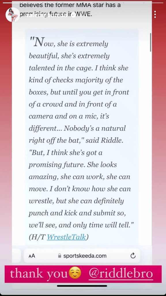 Riddle felicita a Valerie Loureda por su debut en un Live Show WWE