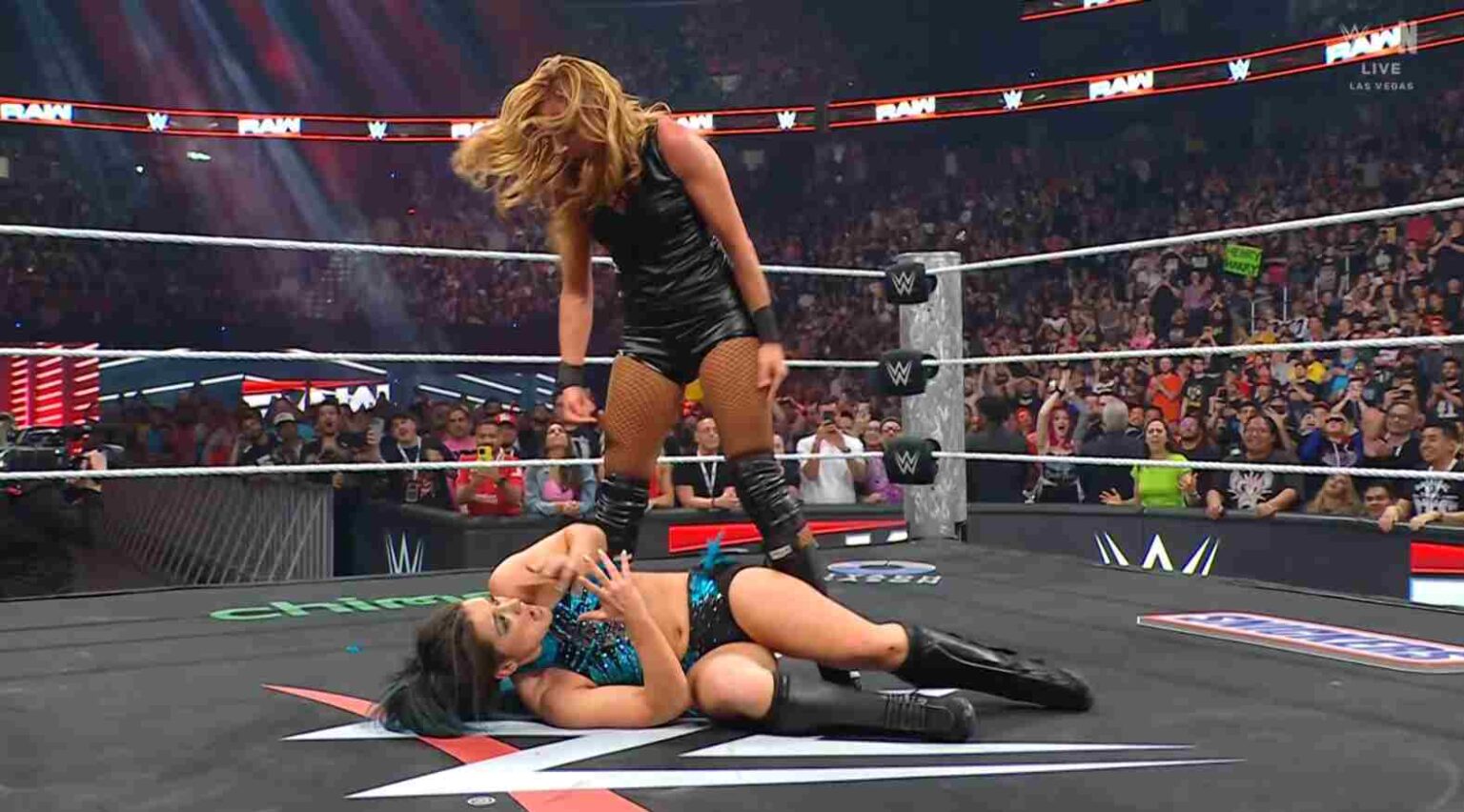 Becky Lynch ataca a Lyra Valkyria tras perder los títulos en pareja femeninos