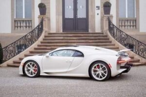 Bad Bunny llegó a WWE en su Bugatti Chiron de 3 millones de dólares